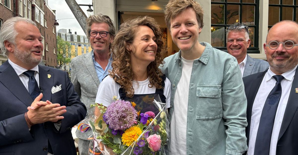Lex Uiting ontvangt Orde van de Gulden Humor - L1 Nieuws