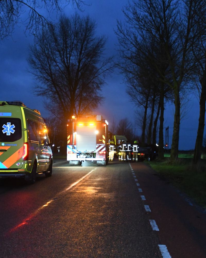 Twee zwaargewonden bij ernstig ongeluk in 's-Heer Arendskerke, auto knalt frontaal op boom ...