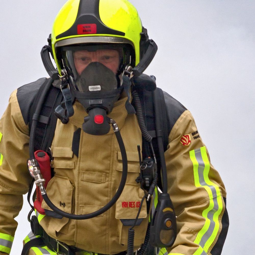 Bewoners gewond bij brand, brandweer redt drie honden uit brandend huis - Omroep West