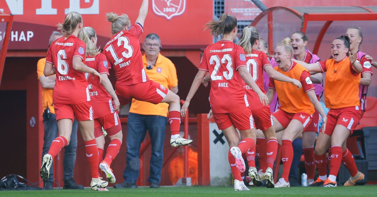 FC Twente vrouwen vieren landstitel met huldiging bij stadhuis Enschede ...