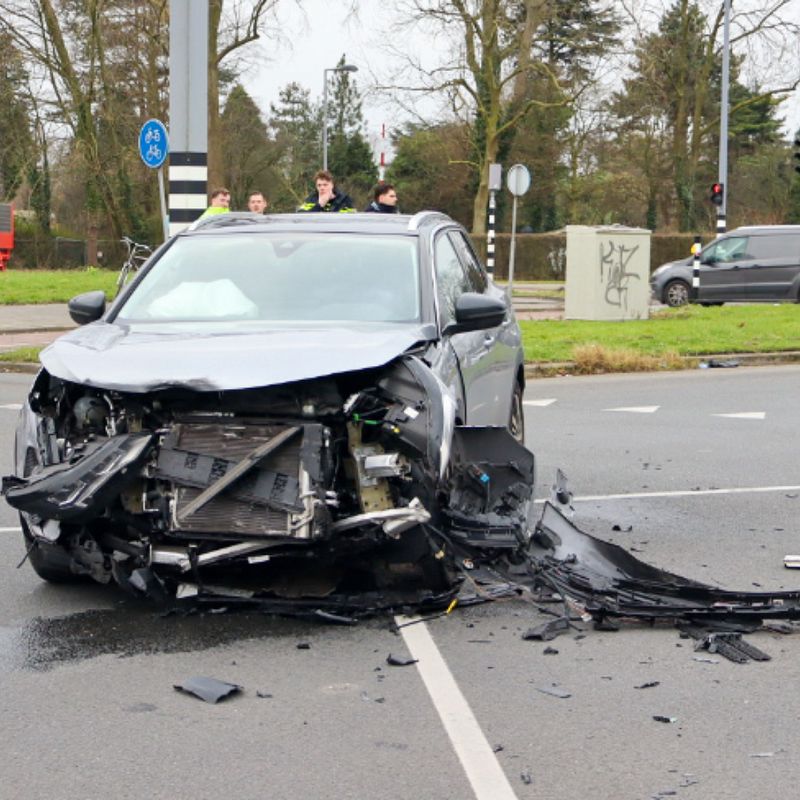 Flinke schade bij botsing twee auto’s - Rijnmond