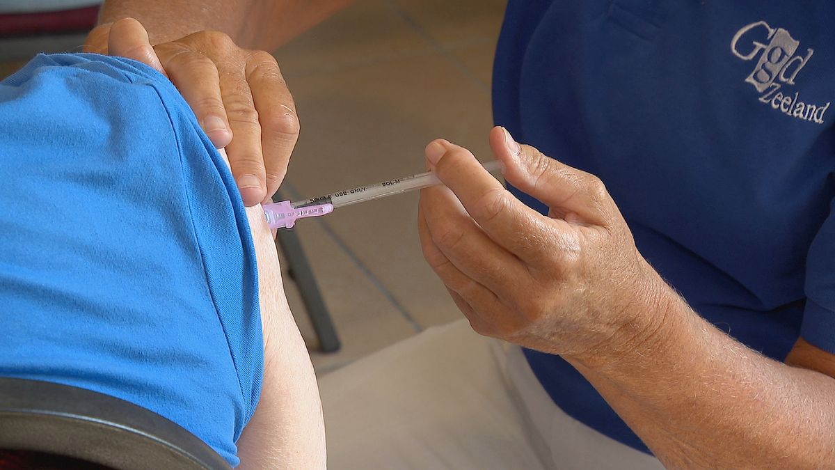 Oproep hoogleraar immunologie: laat huisartsen coronaprikken uitdelen ...