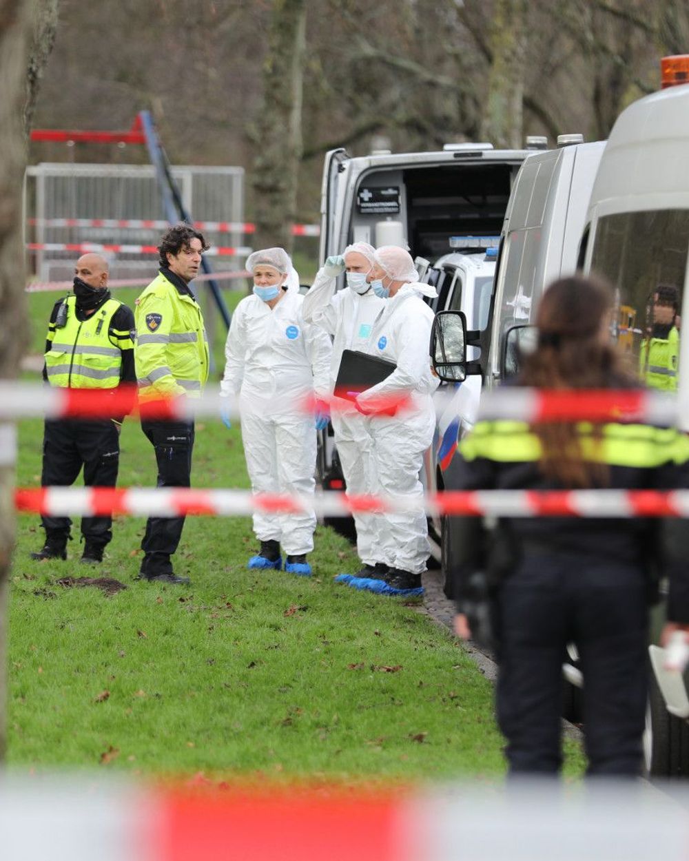Groot politieonderzoek na vondst lichaam bij Leids park - Omroep West