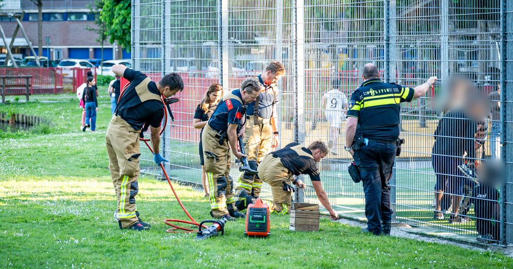 Jongen maakt sliding en raakt bekneld in hek: brandweer bevrijdt slachtoffer - Rijnmond