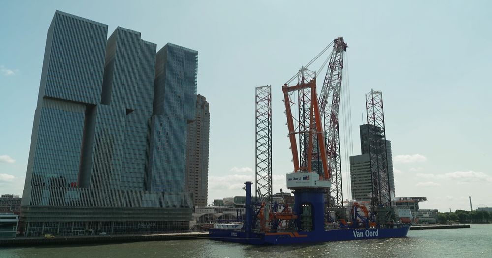 Enorm boorplatform aan Wilhelminakade - Rijnmond