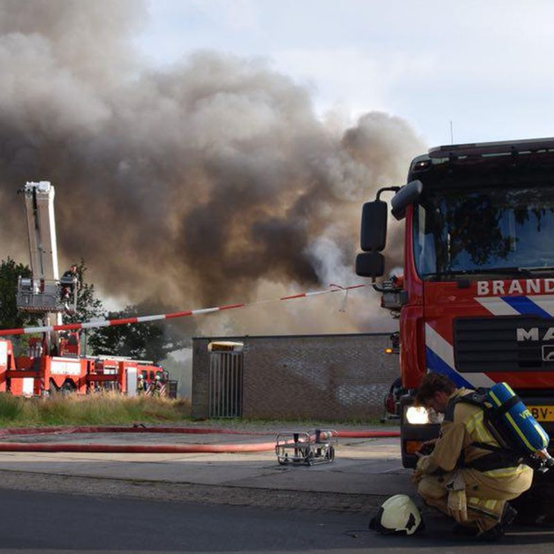 Brandweerman raakt gewond bij brand in Roden - RTV Noord