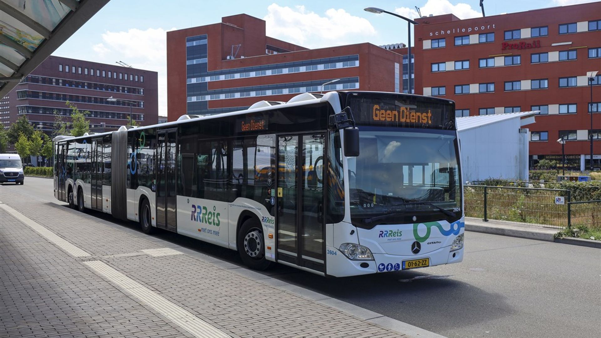 Tranen bij de bushalte door vertragingen, uitval en overvolle bussen ...