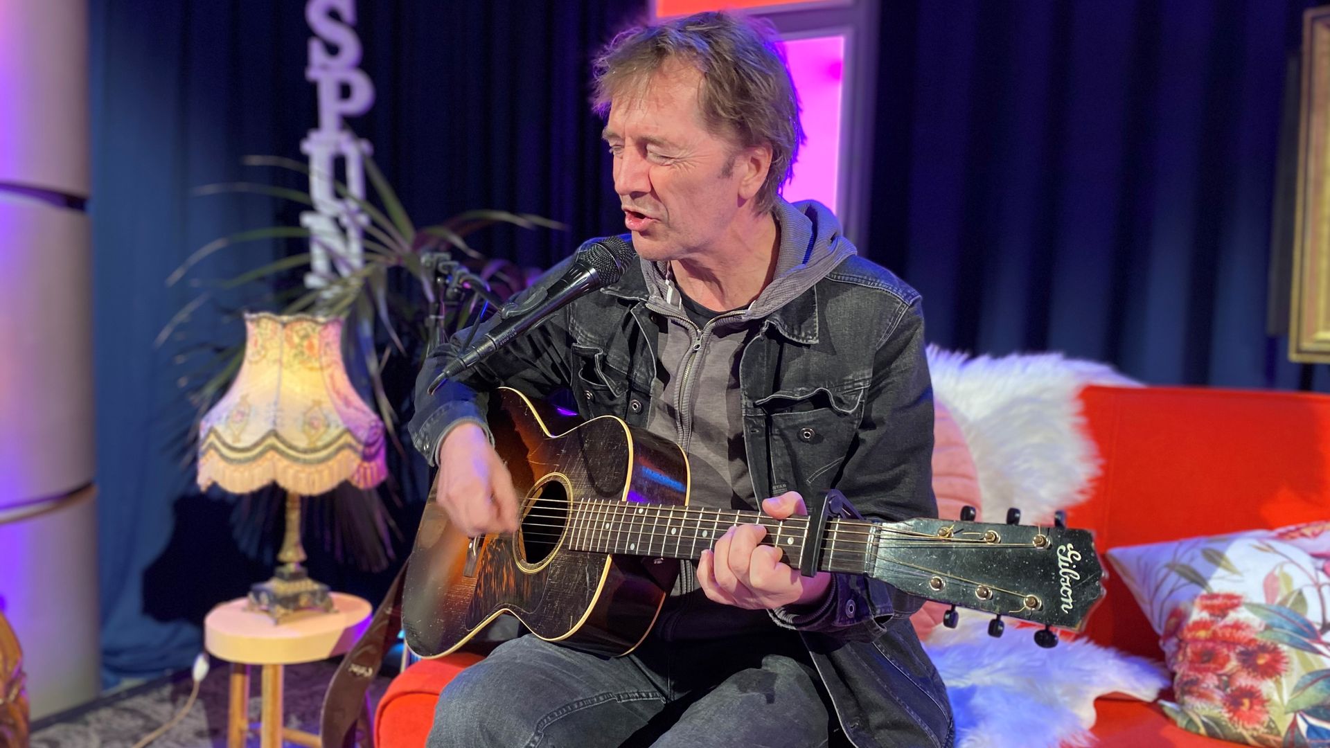 André Manuel maakt nu cabaret zonder drank en drugs: "Met een heldere kop kom je tot andere ...