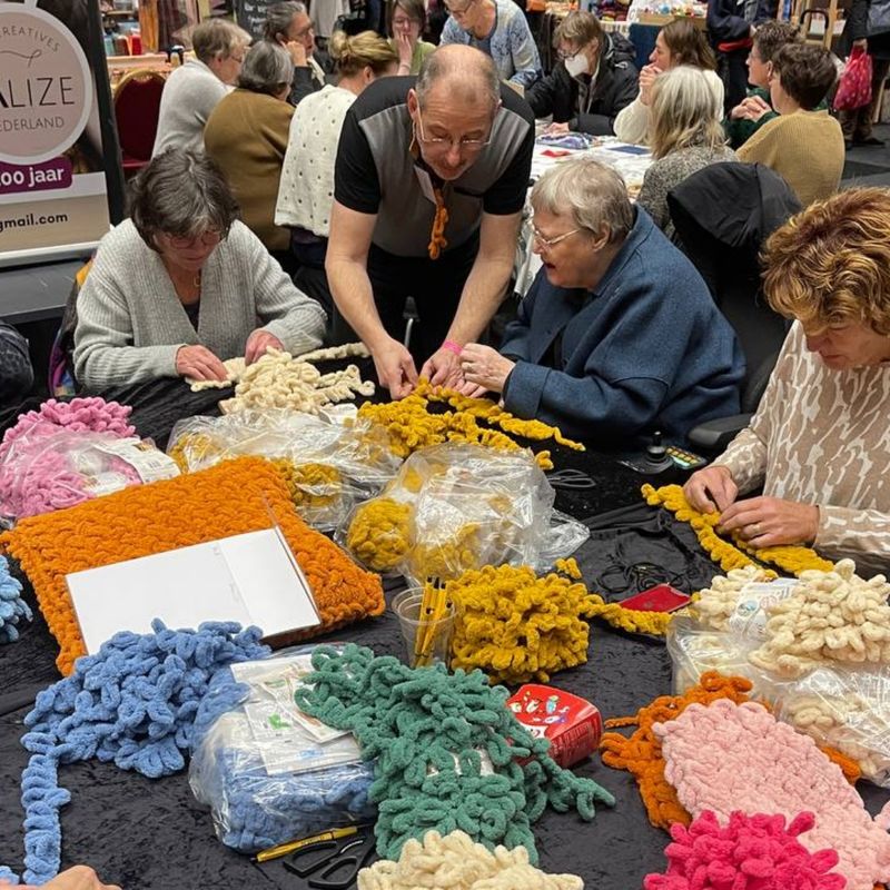 Leren breien zonder naalden? Het kan bij de handwerkbeurs in Stad - RTV ...