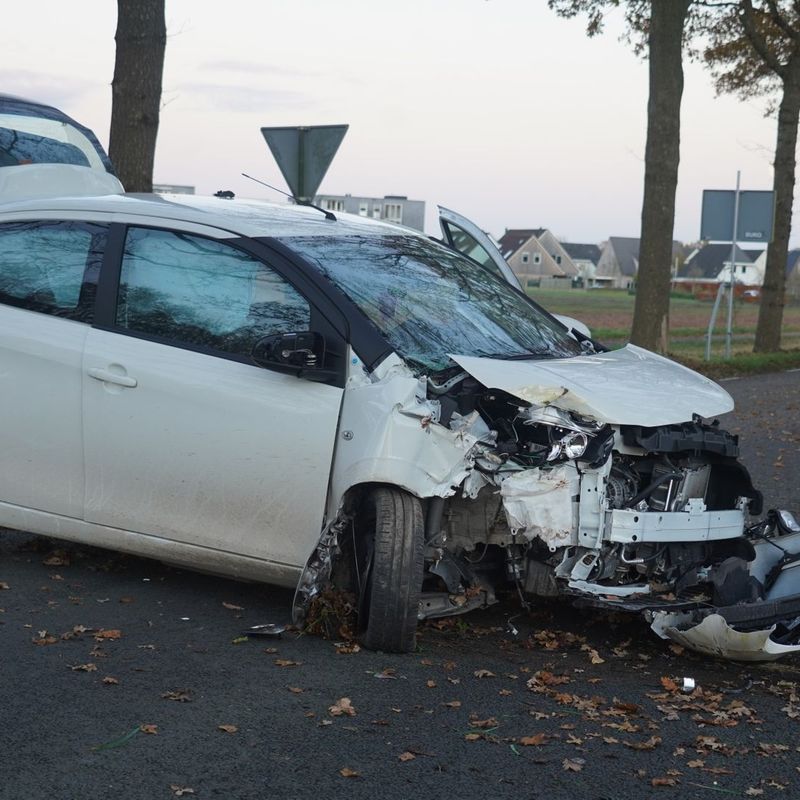 Auto tegen boom bij Havelte - RTV Drenthe