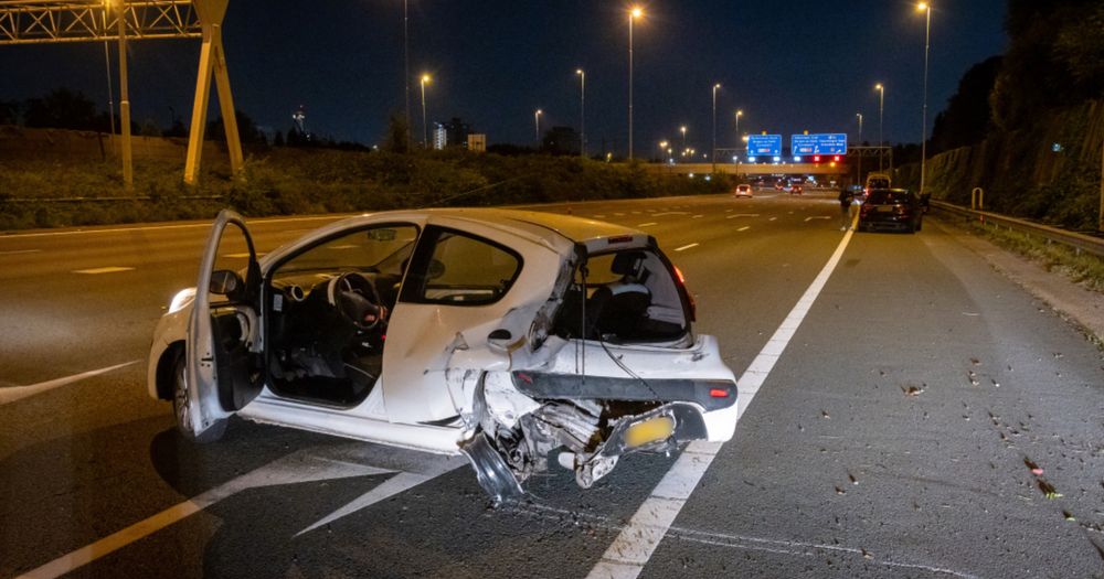 Veel schade na ongeluk tussen twee auto's op snelweg - Rijnmond
