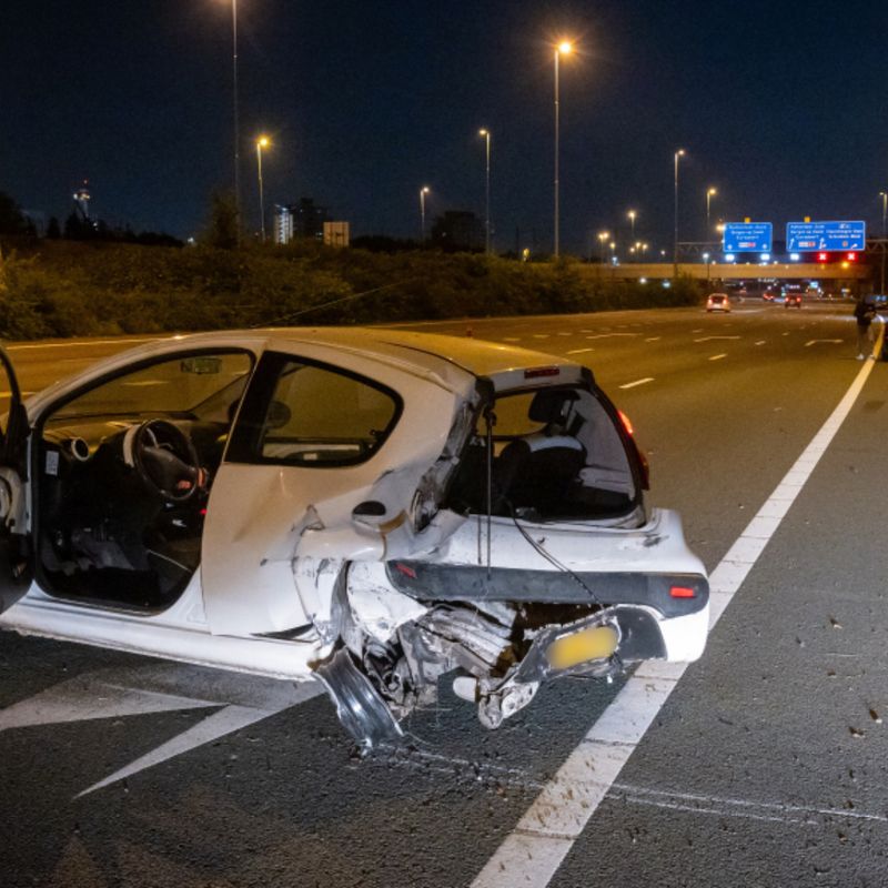 Veel schade na ongeluk tussen twee auto's op snelweg - Rijnmond