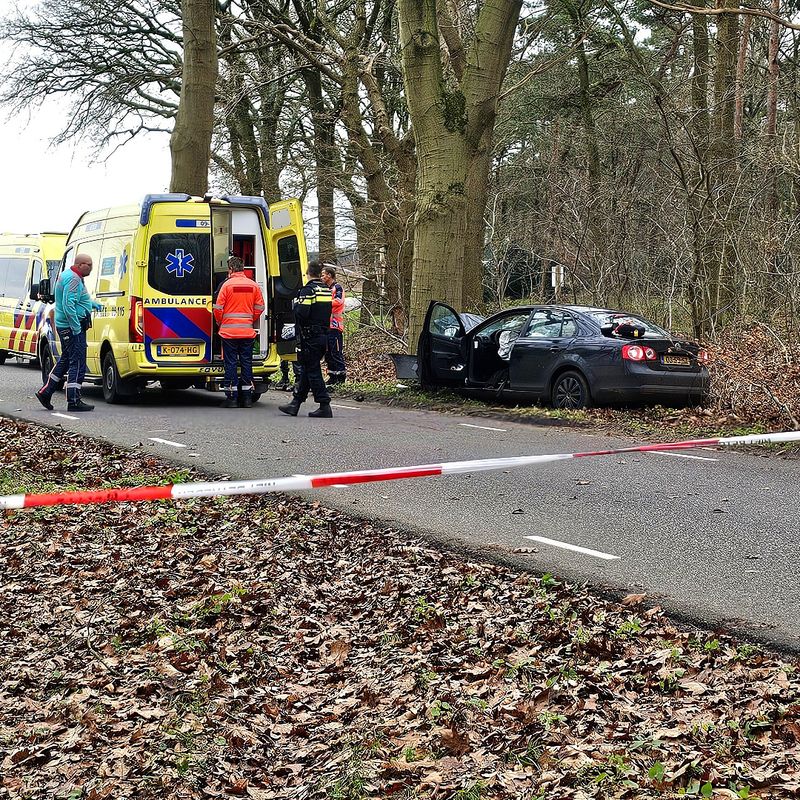 Automobilist botst tegen boom in Rhenen en raakt zwaargewond - RTV Utrecht