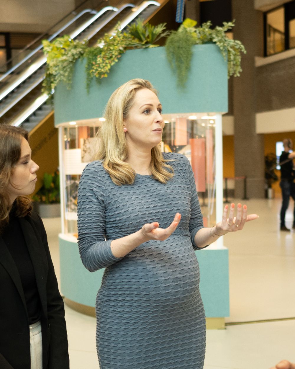 Hoogzwangere Rajkowski toch geïnstalleerd als Kamerlid, VVD-zetel niet ...