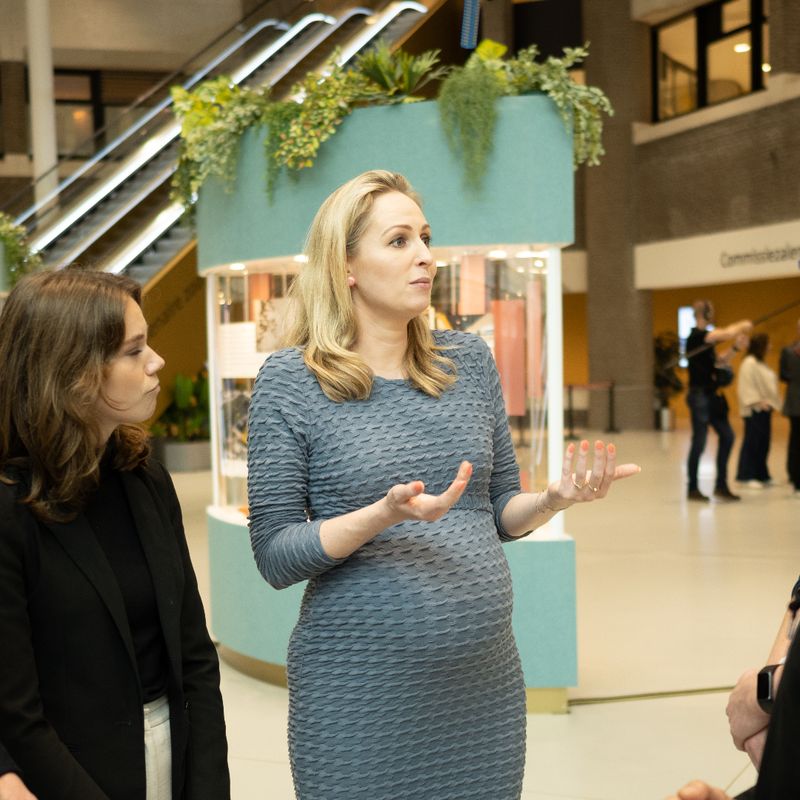 VVD mogelijk maanden met zetel minder door zwangerschap Queeny ...