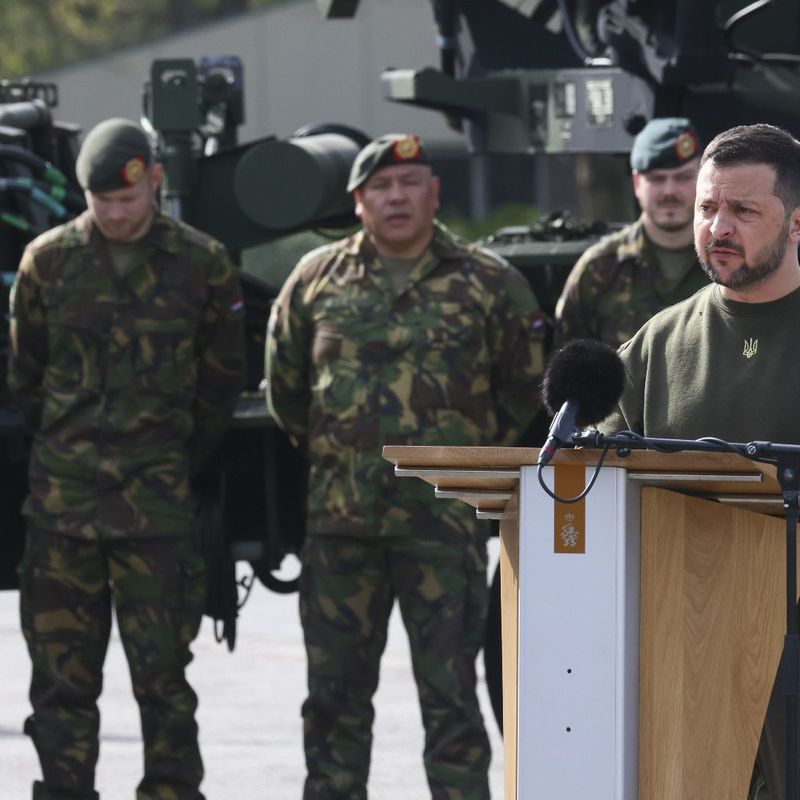 Oekraïense president Zelensky brengt bezoek aan militaire basis ...