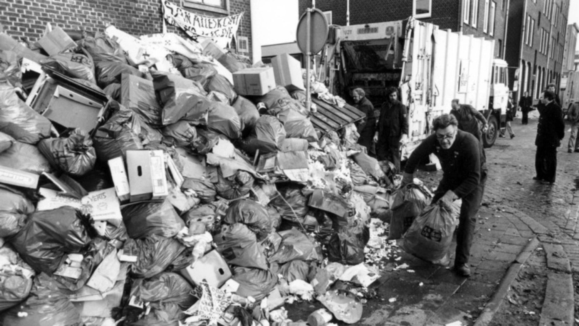 Staking Rotterdam 40 jaar geleden: Het vuilnis lag wekenlang metershoog ...