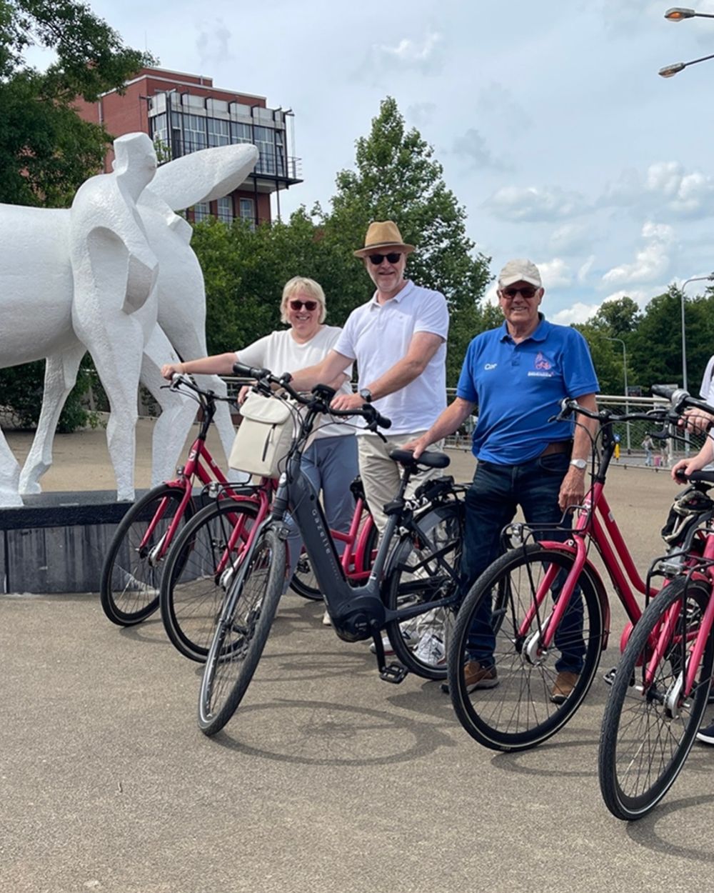 Cor laat toeristen al 20 jaar met de fiets van Stad houden zoals hij er ...