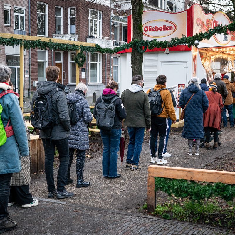 Een klein uur in de rij voor oliebollen: 'Ze horen erbij' - RTV Utrecht