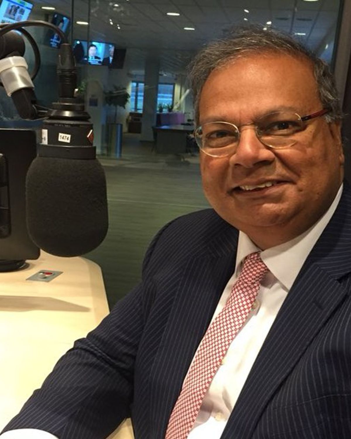 Afscheidnemend wethouder Rabin Baldewsingh steunt PvdA-lijsttrekker ...