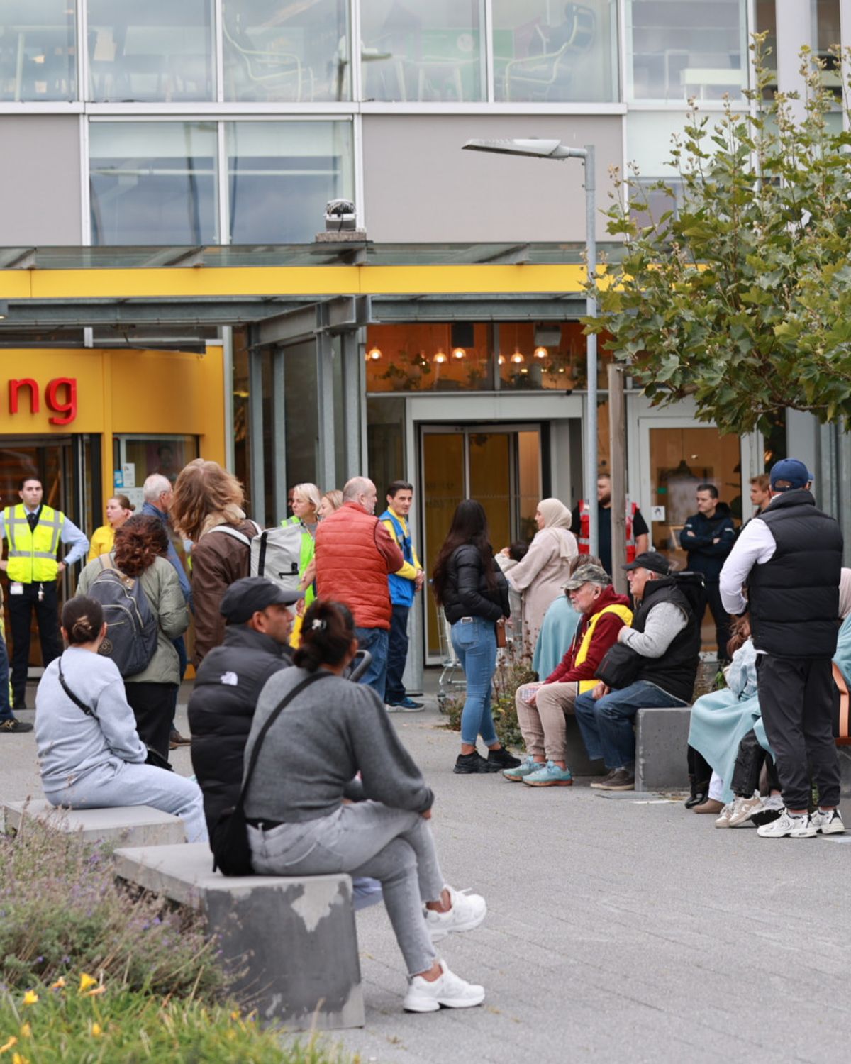Tientallen mensen naar buiten na brandmelding bij IKEA - Omroep West