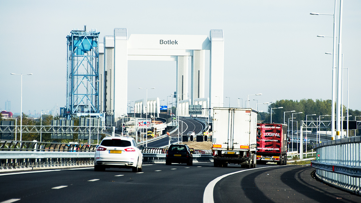 Nieuwe Botlekbrug voor 57ste keer in storing - Rijnmond