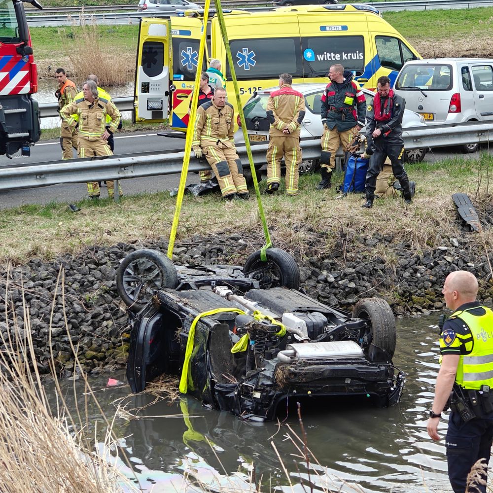 Man overleden die met auto over kop sloeg naast snelweg - Omroep West