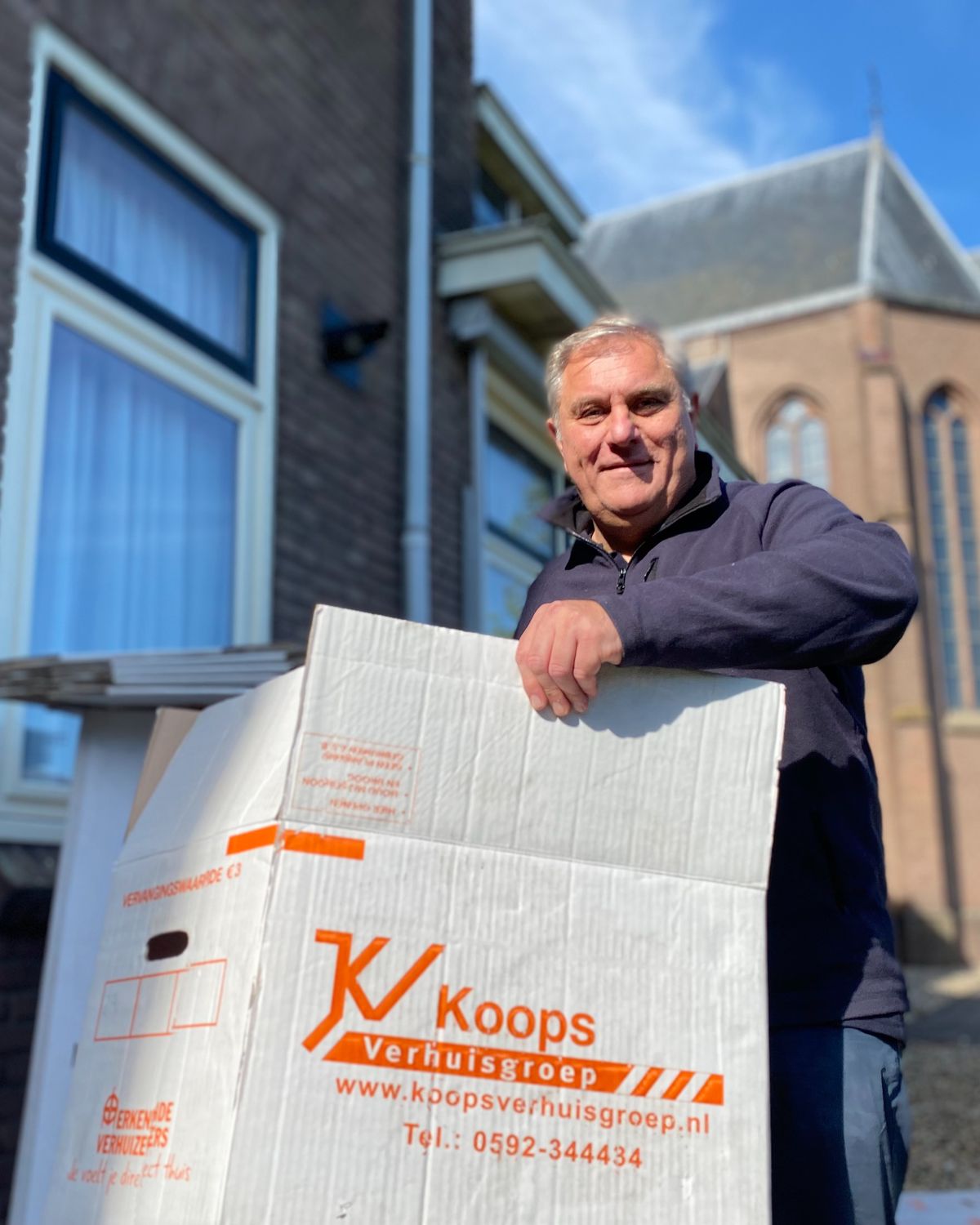 Nieuwe bisschop tussen verhuisdozen in Lettele: 'Die doos is niet te ...