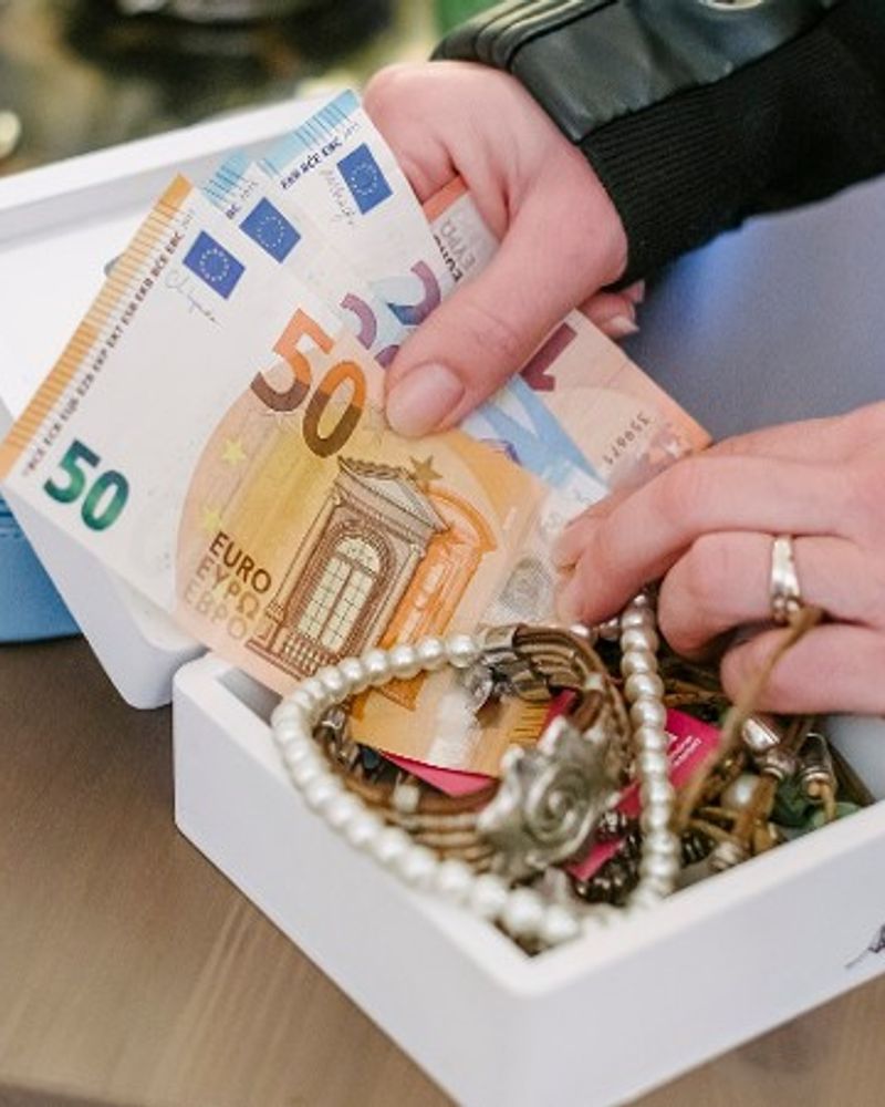 Politie waarschuwt voor oplichters: 'Verbreek de verbinding en bel ...