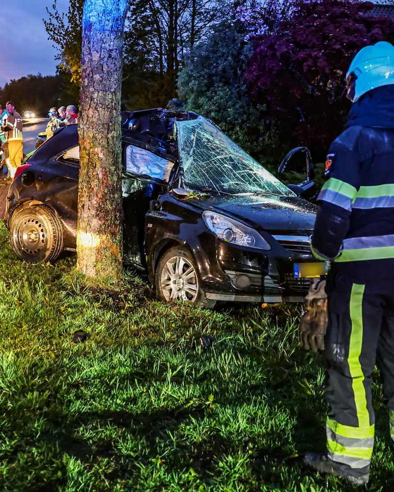 Automobilist zwaargewond na botsing tegen boom in Heerenveen - Omrop Fryslân