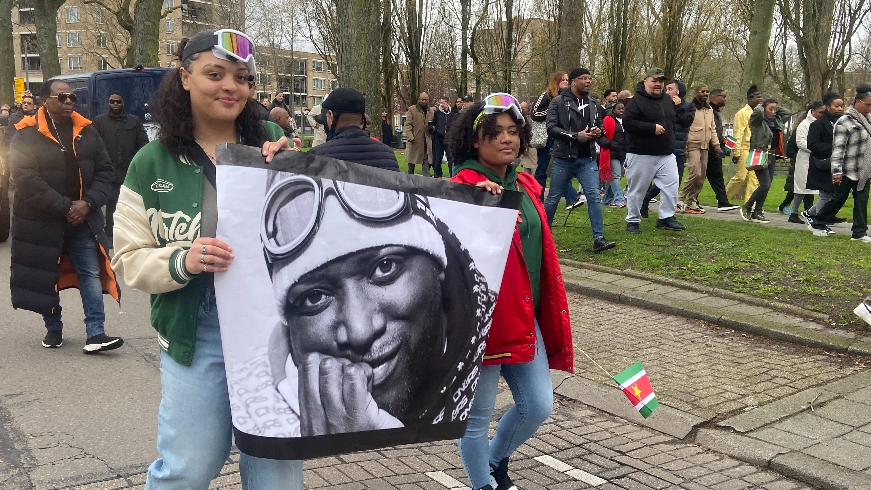 Rouwende fans en familieleden vieren het leven van Def Rhymz: ‘Z’n ...