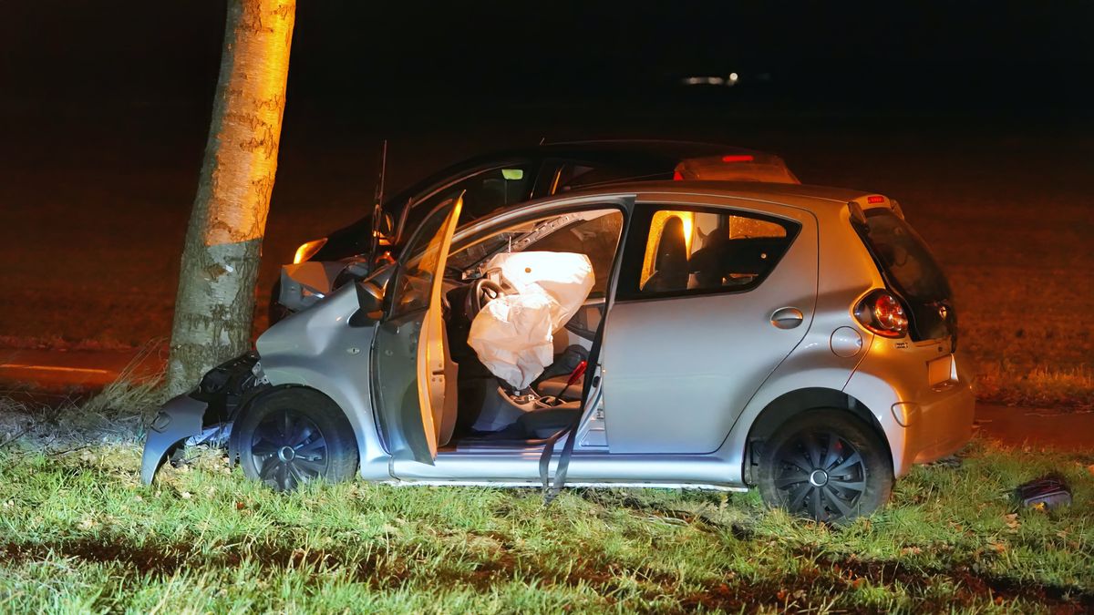 Automobilist botst tegen boom bij Exloërveen - RTV Drenthe