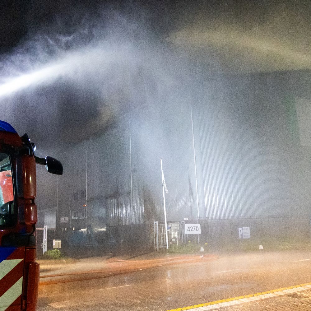 Veel rook door brand bij bedrijf in scheepsafval - Rijnmond