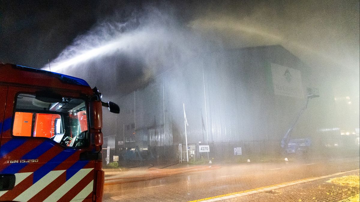 Veel rook door brand bij bedrijf in scheepsafval - Rijnmond