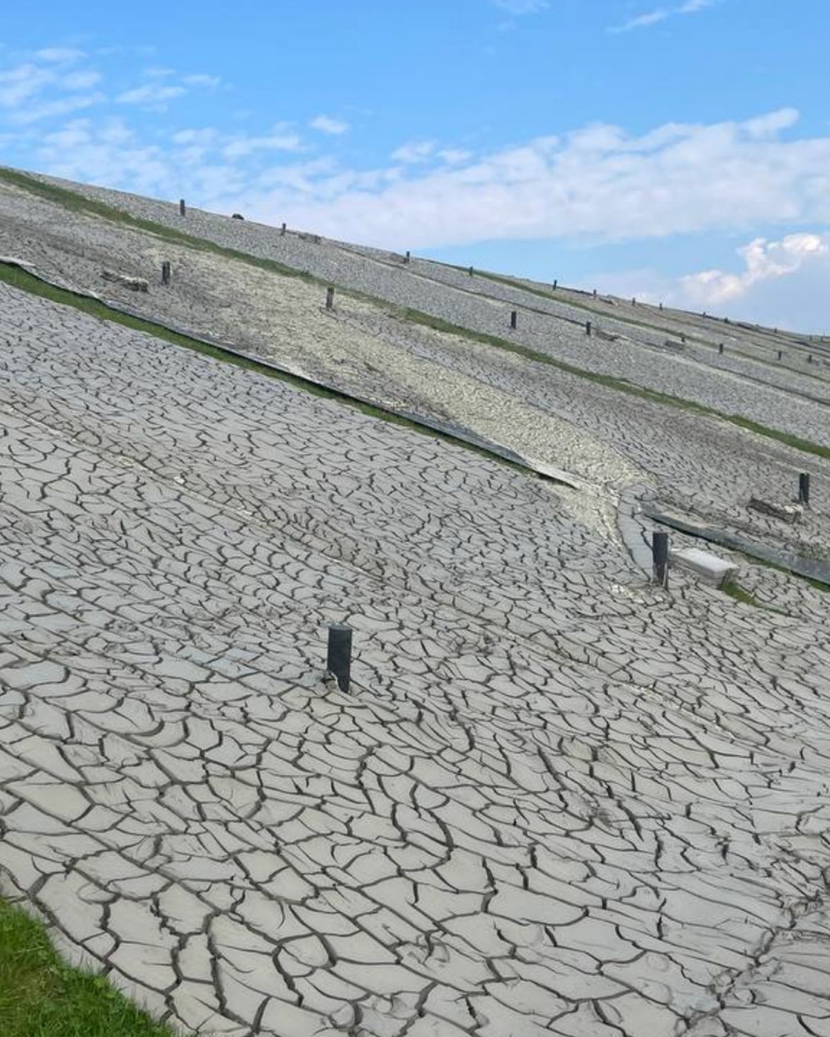 Wat doet opdrogend slib op de dijk met de graslaag eronder? - RTV Noord