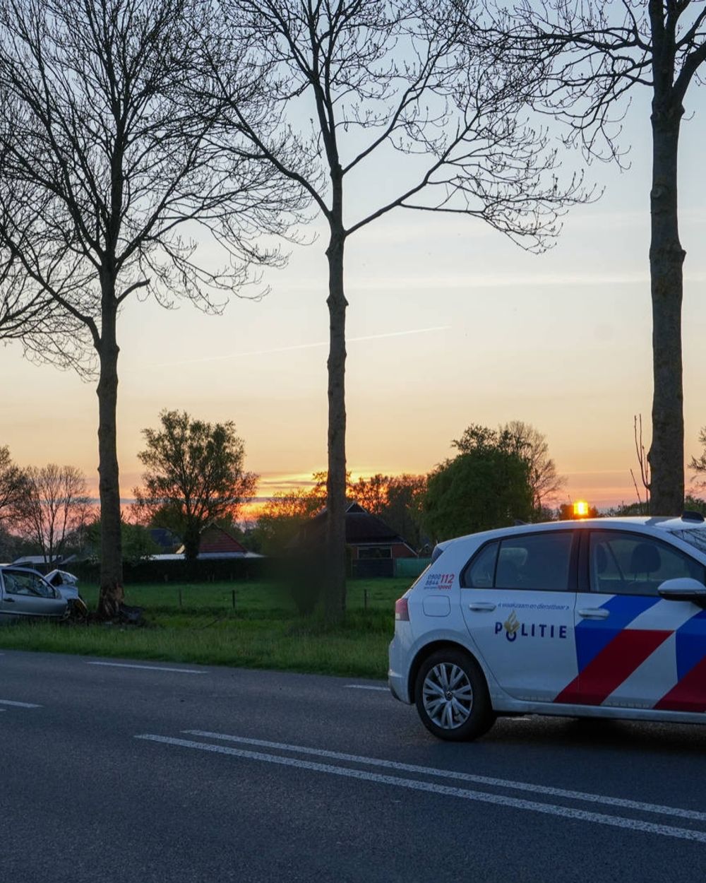 112-nieuws zaterdag 26 april: Auto tegen boom in Roden • Schuur brandt uit in Borgercompagnie ...