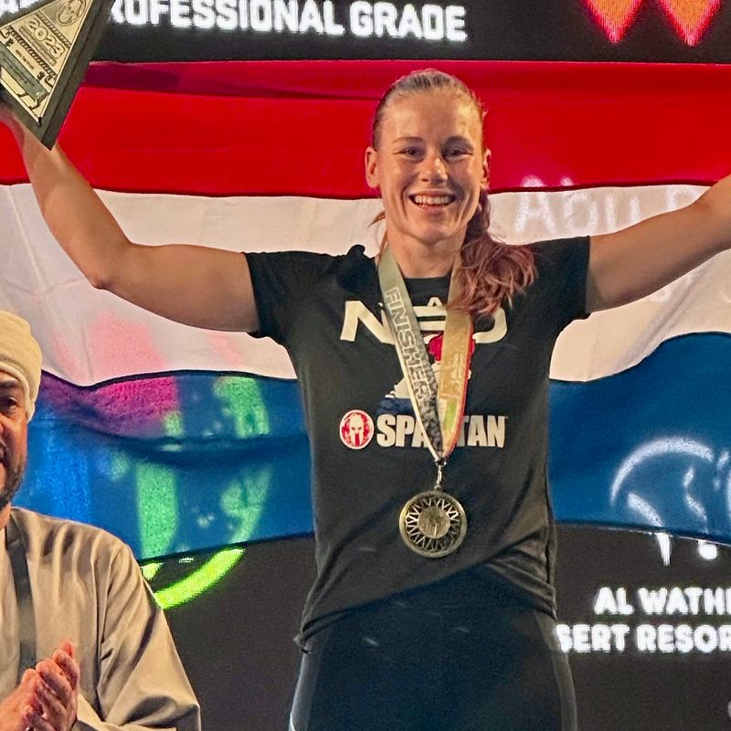 Obstacle-runner Daphne Spreen pakt zilver op WK in woestijn van Abu ...