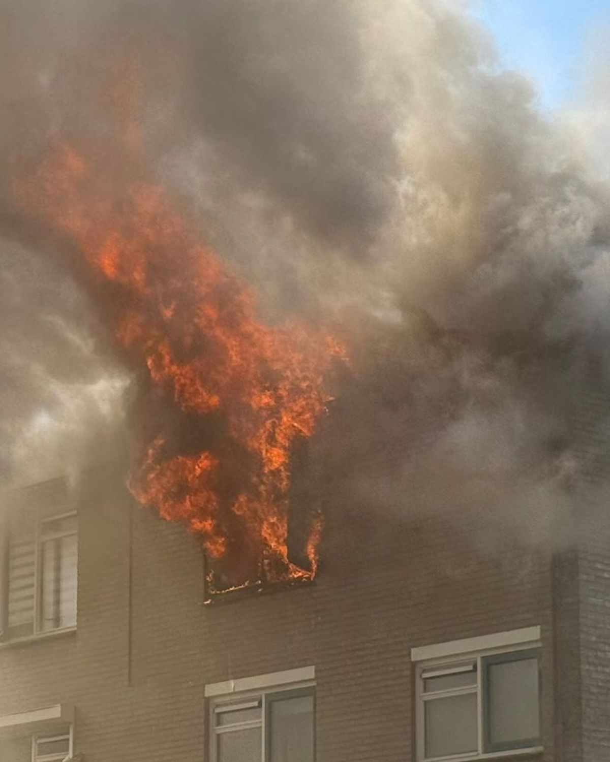 Vlammen slaan uit raam van woning in Weert: hulpdiensten hebben brand ...
