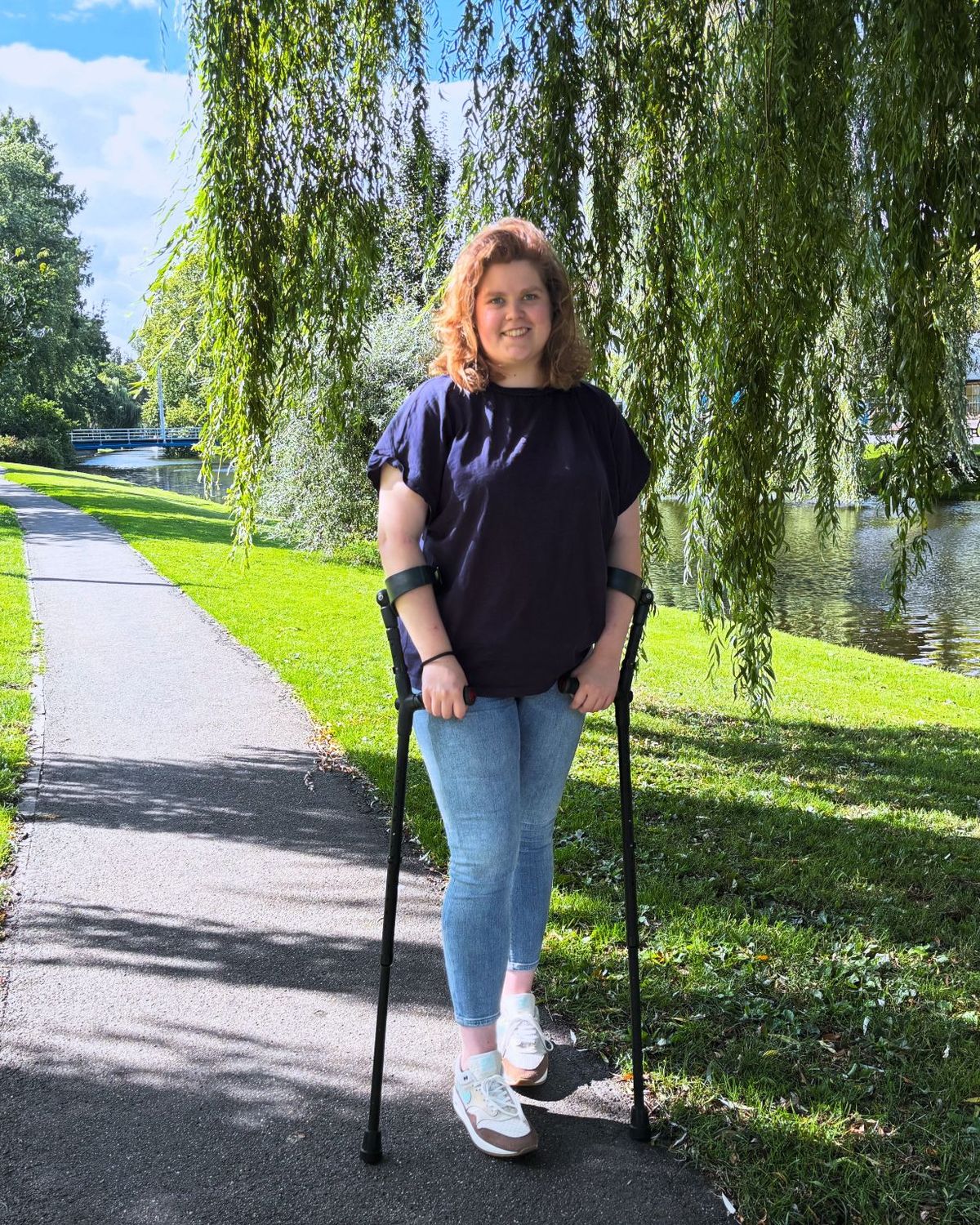 Fleur (23) spaart voor hulphond na mislukte operatie: 'Ik ben vaak ...