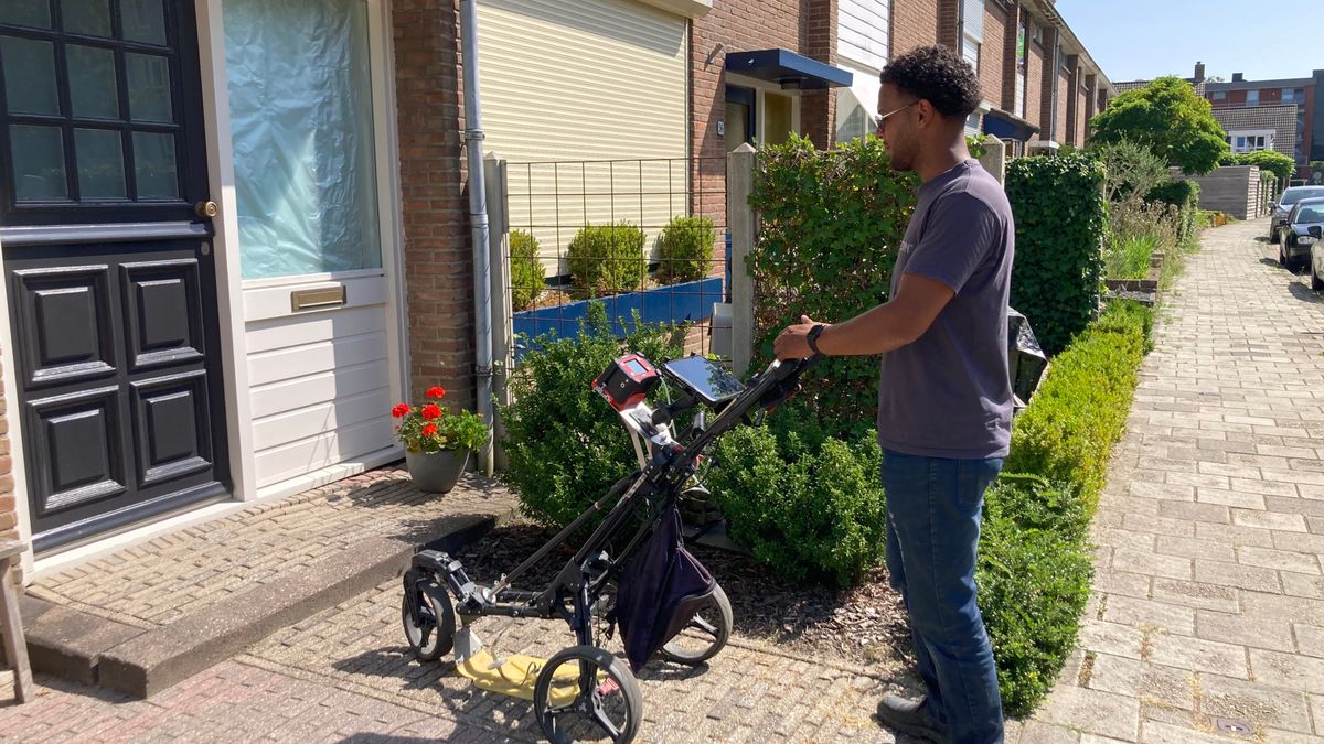 Overal in Zeeland lopen mannen met 'wandelwagens', dit is wat ze doen ...