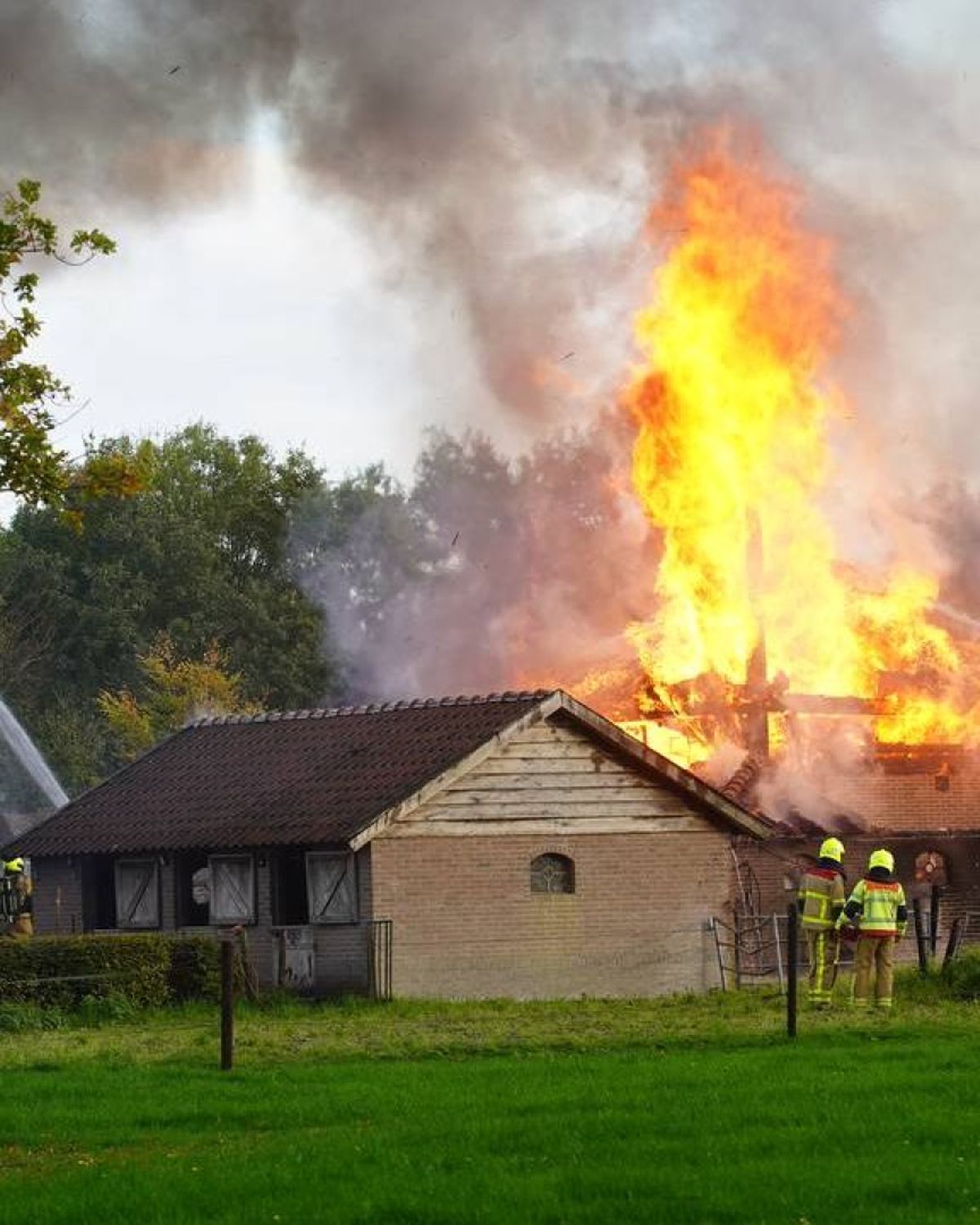 Brandweer redt woning bij uitslaande brand - Omroep Gelderland