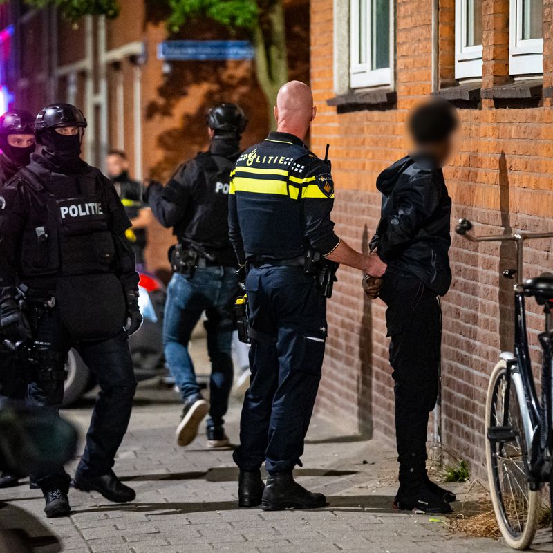 Vier aanhoudingen na steekpartij | Explosie vernielt rolluik van woning - Rijnmond