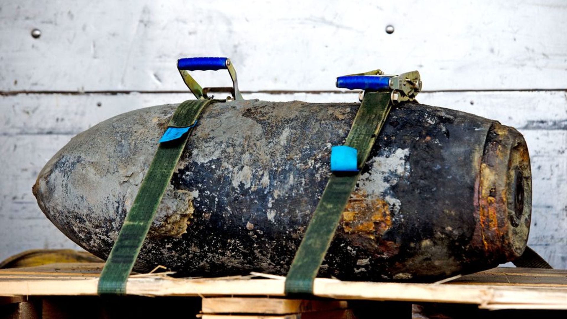 EOD ruimt bommen op vliegbasis Deelen: dit moet je weten - Omroep ...