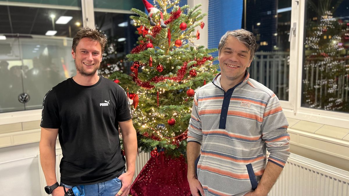 Kerstbomenactie: Simon verrast de Tussenvoorziening met een kerstboom ...