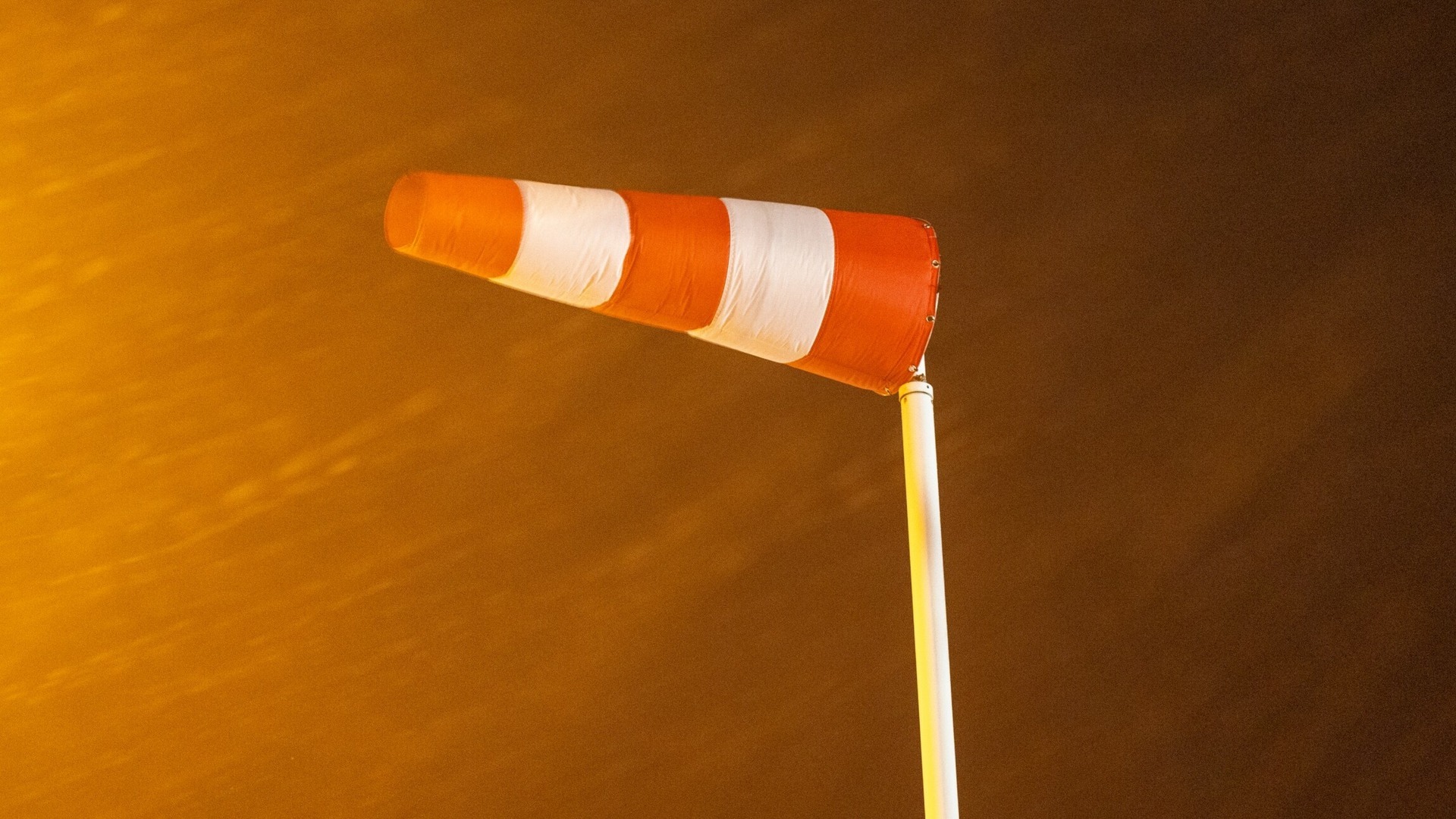 "Onstuimige dag" door storm Ciarán: code oranje op Wad en IJsselmeer ...
