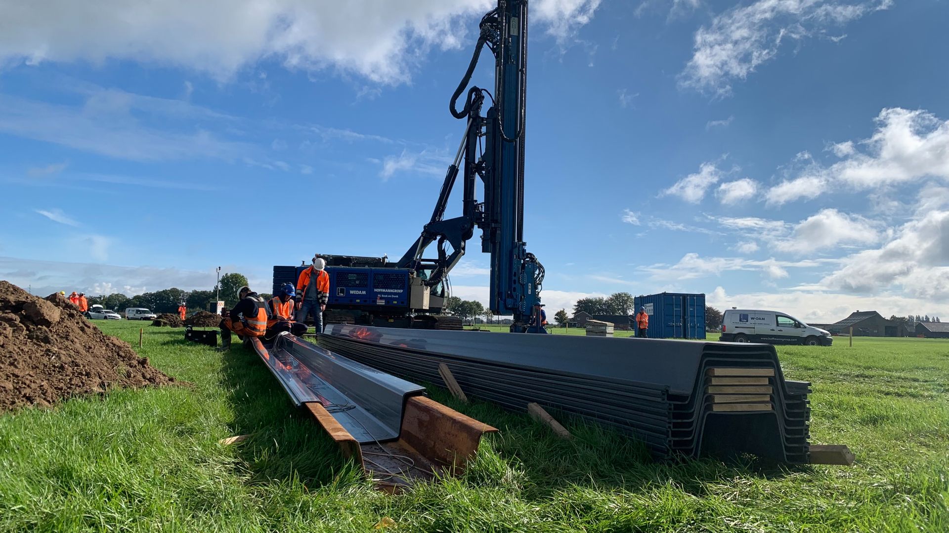 Geslaagde proef met kunststof damwanden: goedkoper en duurzamer dan staal - Oost