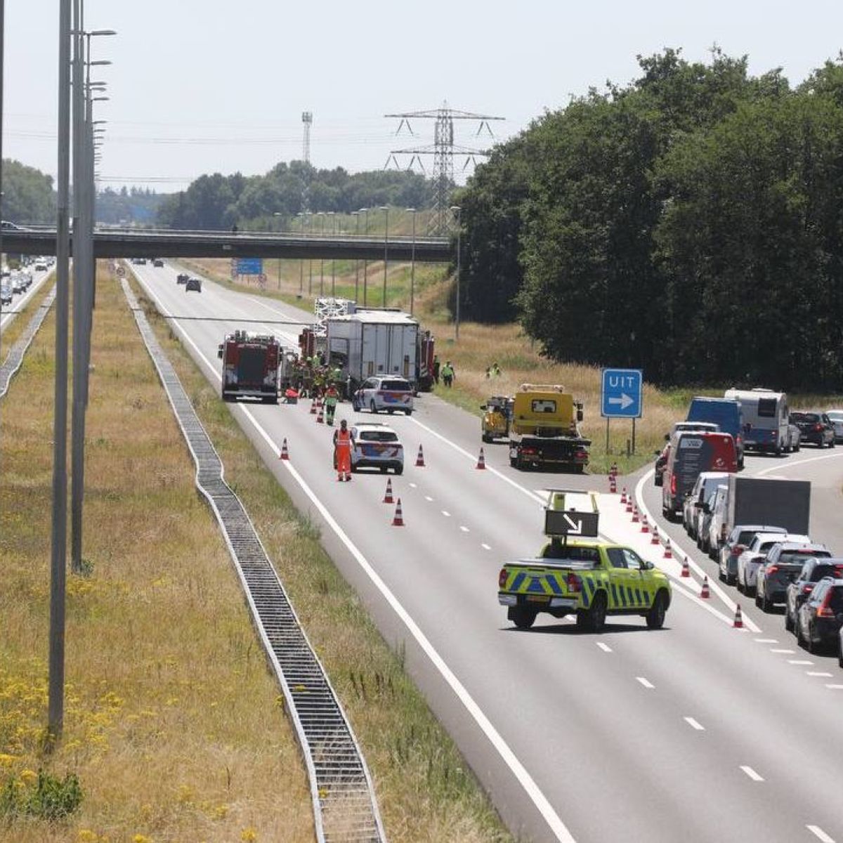 A50 weer vrij na ongeluk met drie vrachtwagens - Omroep Gelderland