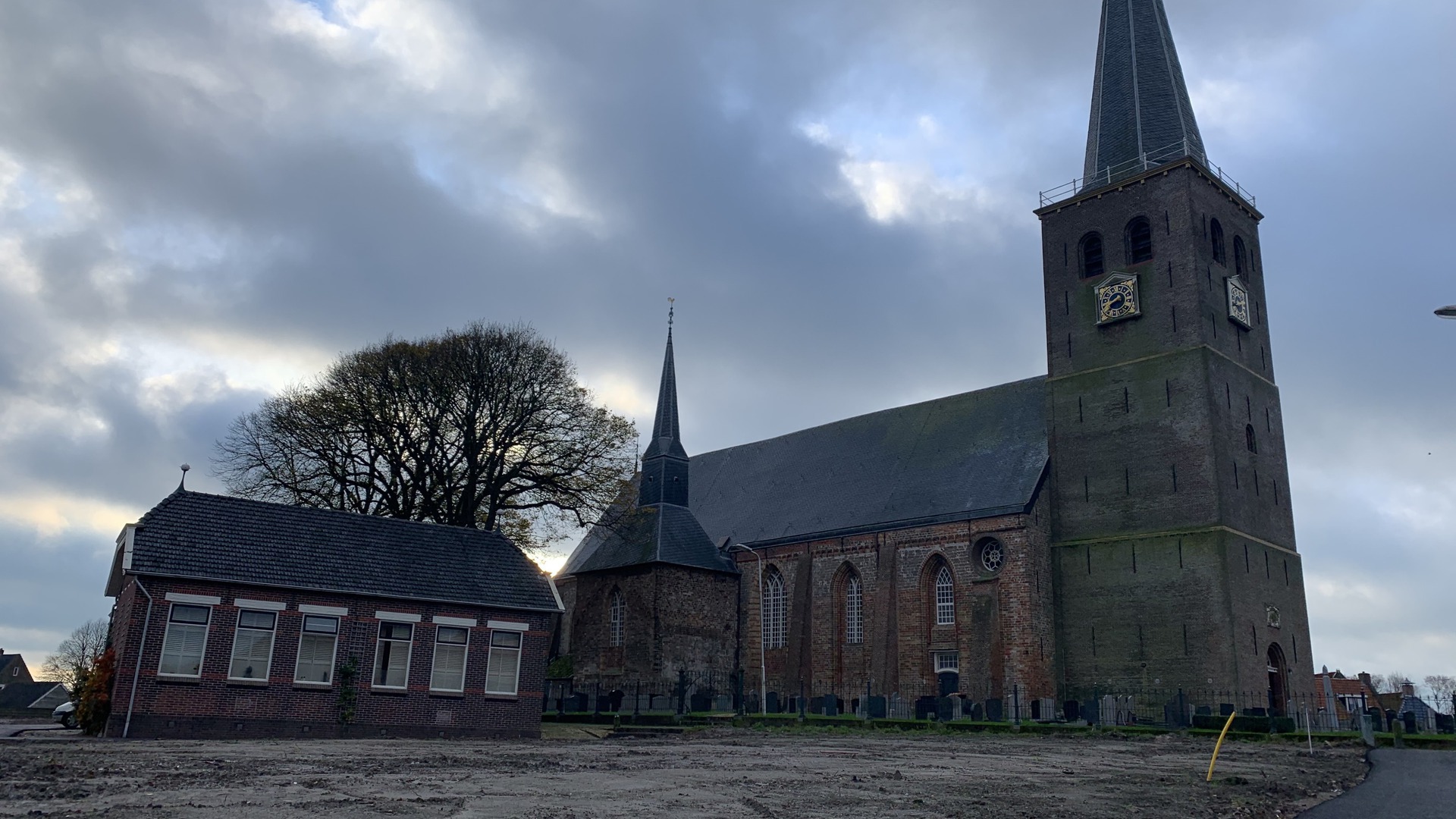 Hallum bouwt bijzondere tuinmuur van 50 meter: 'Historische karakter ...
