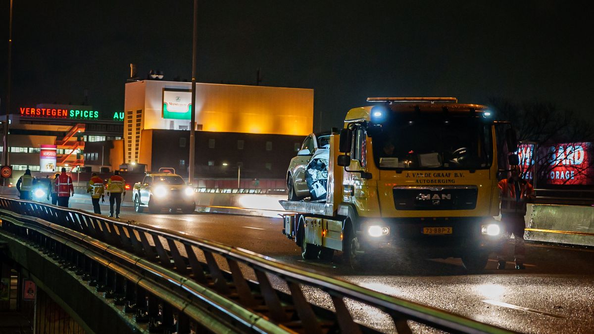 Volledig afgesloten snelweg door eenzijdig ongeluk - Rijnmond