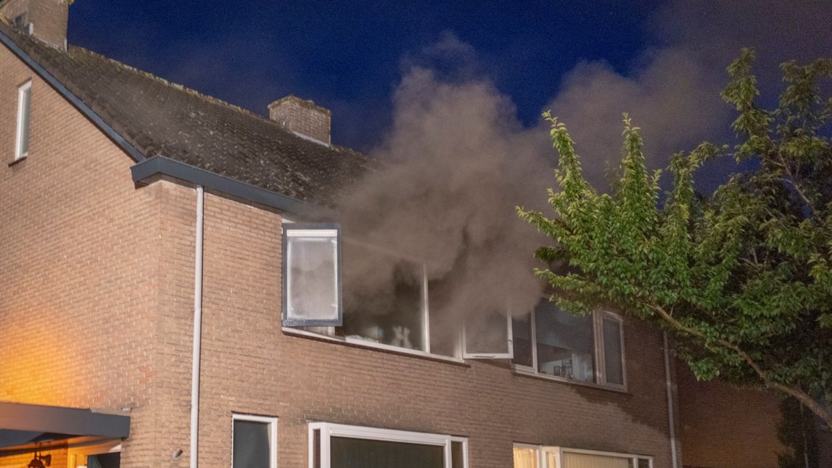 Koelkast vliegt in brand, hele huis vol zwarte rook - Rijnmond
